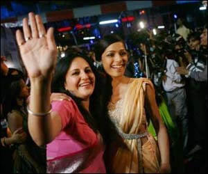 ‘Slumdog’ opens to huge expectations in India | Entertainment-others ...