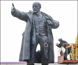 Bomb damages Lenin statue in St Petersburg | News Archive News - The ...