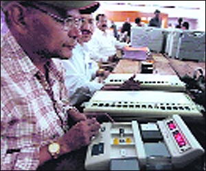 Sonia a gamble at Rs 18,Manmohan safe at 1.35 | Mumbai News - The ...