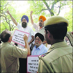 10 SGPC members held outside PM s residence | Delhi News - The Indian ...