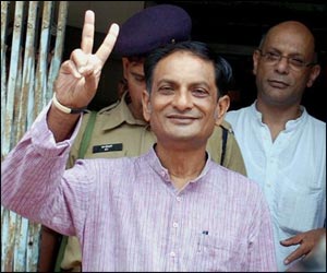 Civil rights activist Binayak Sen gets bail,thanks supporters | India ...