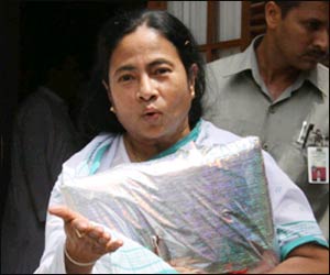 Mamata to balance ‘commercial and human face’ in Rail budget | India ...