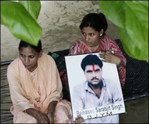 Sarabjit Singh files fresh application in Pak SC | India News - The ...