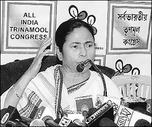 Mamata meets Pranab over missing Tagore medallion | Kolkata News - The ...