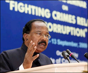 Moily for revisiting provisions protecting babus | India News - The ...