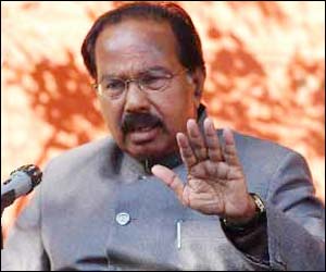 Moily defends Govt decision to drop case against Quattrocchi | India ...