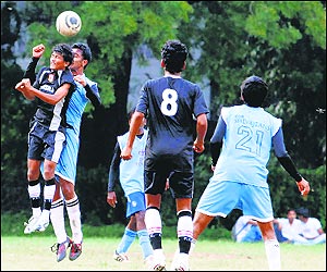 Football: Central Rly,Shivajians in next round | Pune News - The Indian ...