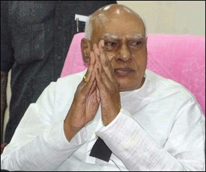 Rosaiah meets Sonia,says no fixed tenure for CMs | Political Pulse News ...