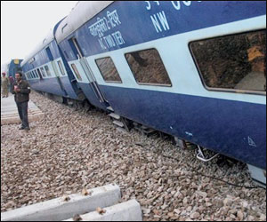 Six killed as Delhi-bound Mandore Express derails | India News - The ...