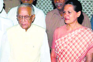 Basu a true patriot: Sonia | Kolkata News - The Indian Express