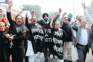 Sikhs angry over killings,demand safety of those in Taliban captivity ...