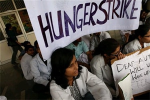 Med students of Safdarjung Hospital on hunger strike | India News - The ...