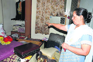 Robbers lock up family,loot cash,jewellery | Cities News - The Indian ...