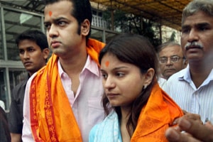 Rahul and Dimpi visits Siddhivinayak temple | Entertainment-others News ...