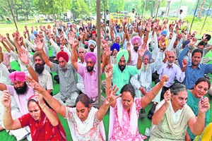 Sector 76-80 allottees lay siege to GMADA office,hold demonstration ...