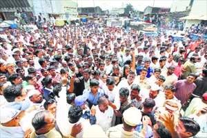 Lift export ban,say onion farmers as prices crash | Pune News - The Indian Express