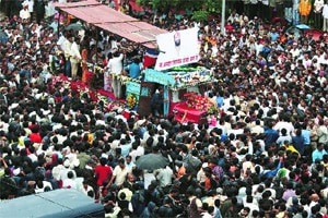 Thousands turn up for Wanjale s final journey | Pune News - The Indian ...