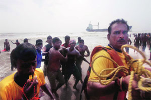 As crowds surge,lifeguards have busy weekend | Mumbai News - The Indian ...