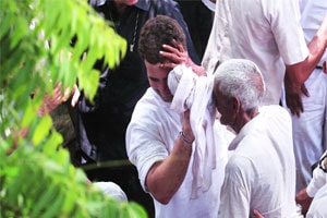 Ahead of mahapanchayat,Rahul in Bhatta-Parsaul,starts padayatra ...