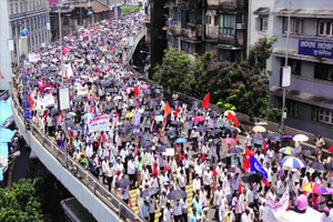 Mill workers stir: Thackeray cousins united in cause,divided in stand ...
