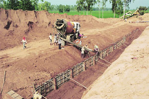 Captain surveys toe wall from sky,Haryana officials wait on ground ...