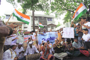IAC activists turn up at MPs doorsteps | Pune News - The Indian Express