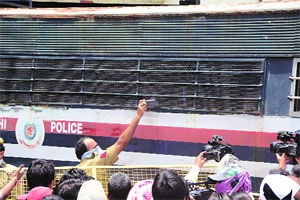 Judge stops use of special jail van for three CWG accused | Cities News ...