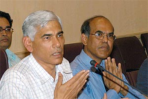 2G loss: CAG Vinod Rai appears before JPC | India News - The Indian Express