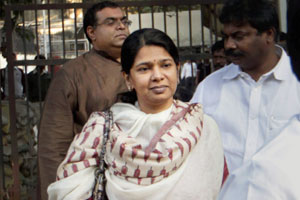 Kanimozhi meets father,vows to prove innocence | Political Pulse News ...