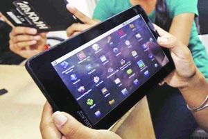Even at half price,few opt for world s cheapest tablet | Chandigarh ...