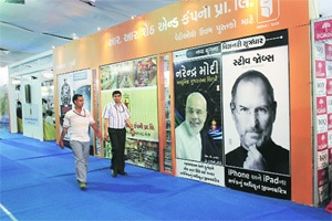 Apple of eye at book fair,Narendra Modi stands beside Jobs | India News ...
