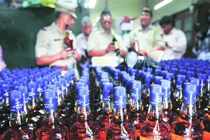Raid unearths bootlegging racket,2 held | Mumbai News - The Indian Express