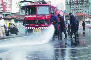 Crash,fuel tank burst hit traffic | Mumbai News - The Indian Express