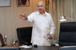 24 hours after double whammy blackouts,Sushilkumar Shinde wants kudos ...