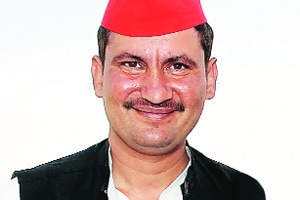 In Agra,Lathar gives CM company; in Lucknow,he is axed by Mulayam ...