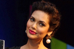 Esha Gupta dazzles at Ritu Kumar’s grand finale | Entertainment-others ...