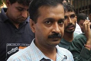 Former IAC member confronts Arvind Kejriwal,drama at press meet ...