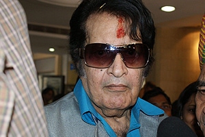 Manoj Kumar gets lifetime achievement award at Nashik Film Festival ...