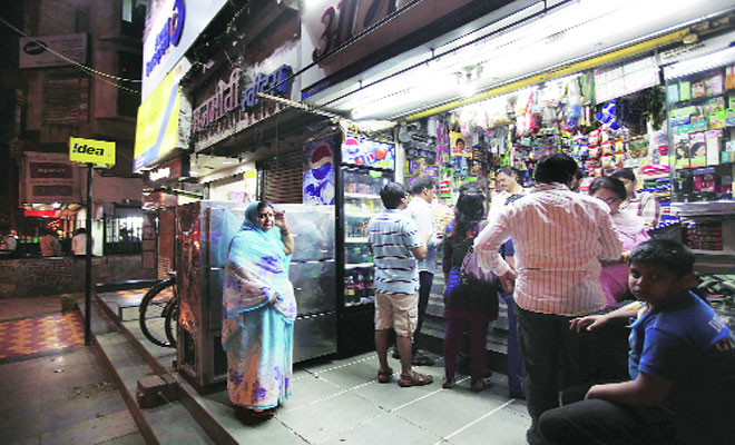Traders suspend stir,citizens get Sunday window | Pune News - The ...