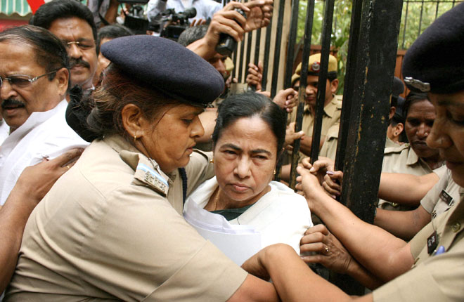 Attack on Mamata Banerjee: Aftershocks in WB as Trinamool cadres target ...