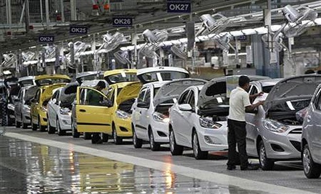 Car sales in India plunge after 10-yr gap in 2012-13,but Maruti Suzuki ...