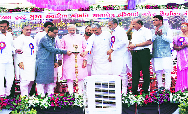 Modi visits Amreli,Leuva Patel strongmen in tow | Ahmedabad News - The ...