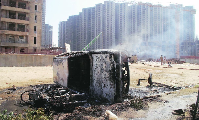 Guards open fire at protesting workers in Noida,2 injured | Cities News ...