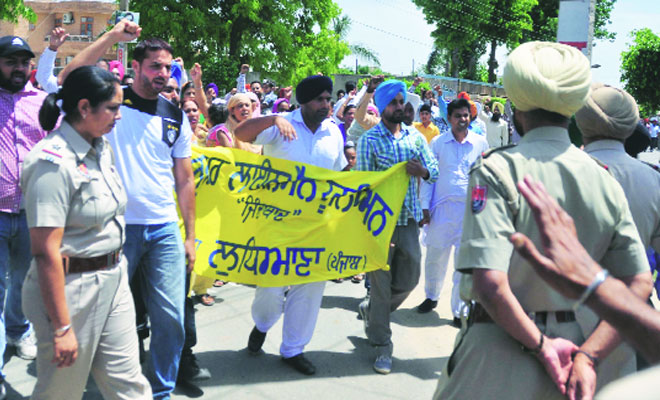 Unemployed linemen protest,gherao PWD Minister s home | Ludhiana News ...