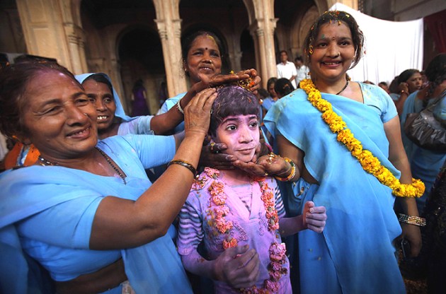 Finally,Vrindavan widows play Holi | Lifestyle Gallery News - The ...