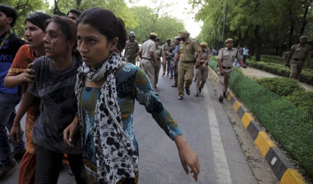 Fresh protests over Delhi rape case,3 metro stations shut | Picture ...