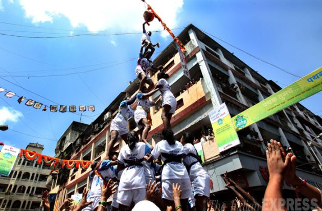 Shah Rukh Khan takes part in dahi handi celebrations | Entertainment ...