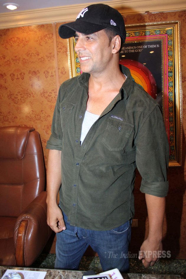 ‘Boss’ Akshay Kumar visits a theatre | Entertainment Gallery News - The ...