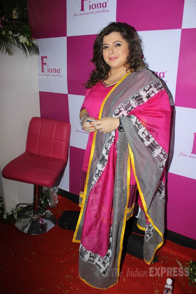 Ranbir Kapoor charms in black,ladies Dia,Arpita go colourful ...