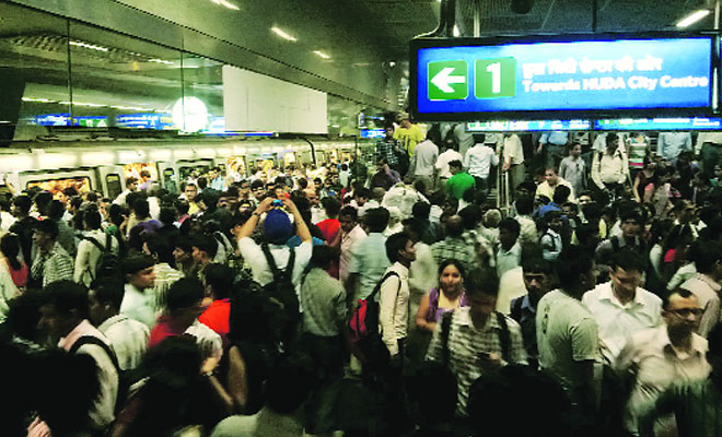 1,800 Metro commuters stuck for more than an hour in tunnel | Delhi ...